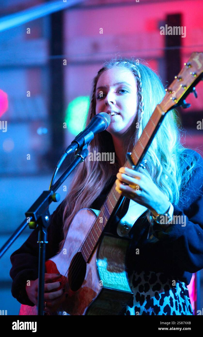 Lucy Shaw performing at Joe Joe Jims Bar in South Birmingham Stock ...