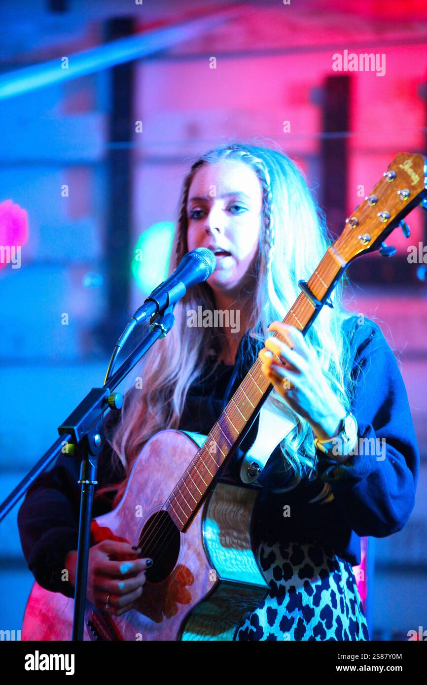 Lucy Shaw performing at Joe Joe Jims Bar in South Birmingham Stock Photo - Alamy