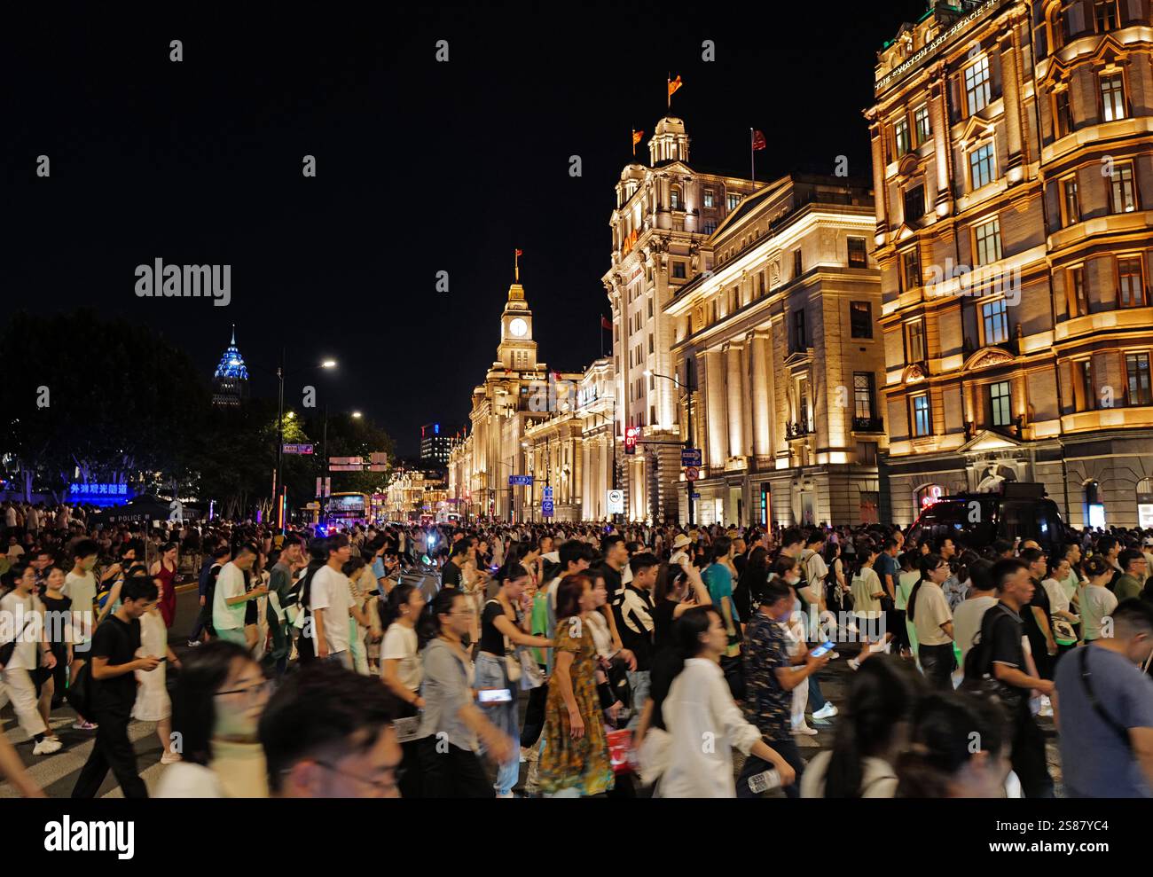 (250121) -- BEIJING, Jan. 21, 2025 (Xinhua) -- Tourists visit the Bund ...