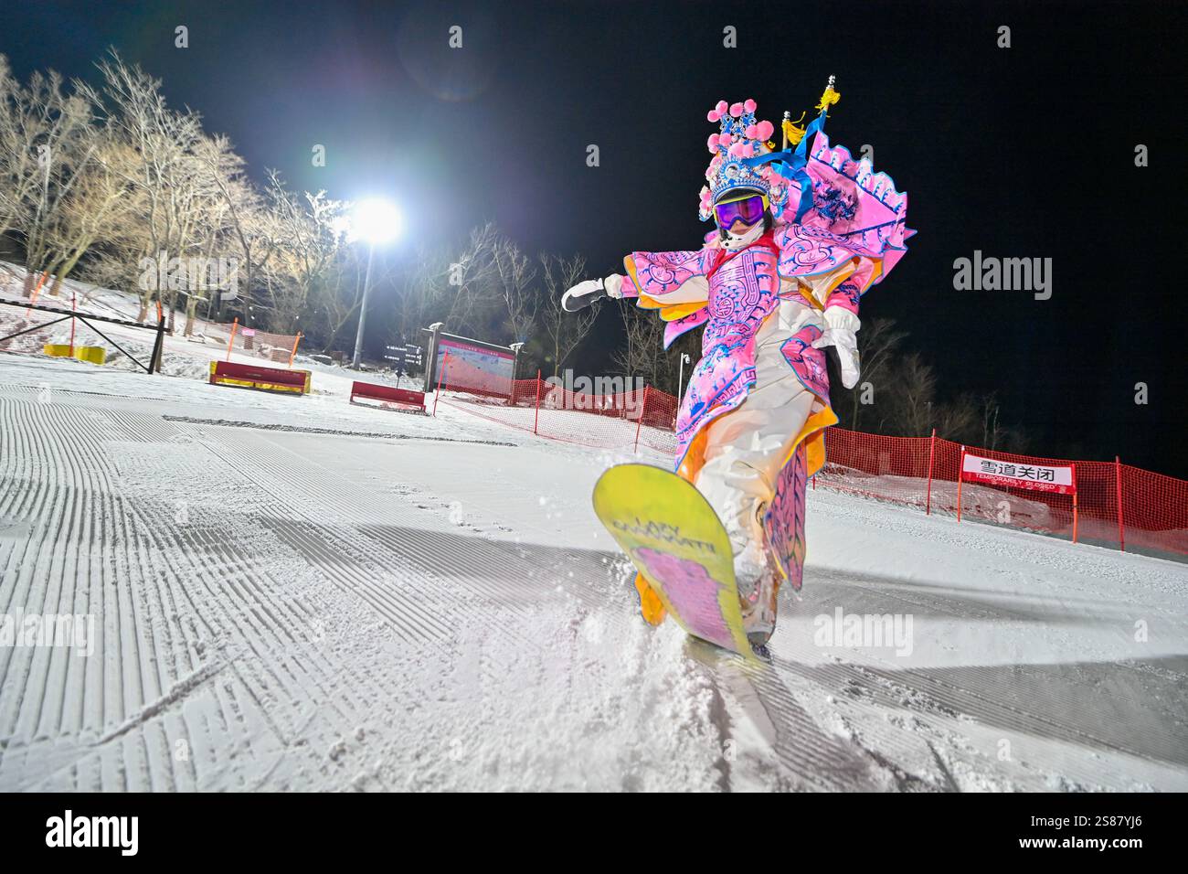 (250121) -- BEIJING, Jan. 21, 2025 (Xinhua) -- Skier Wu Wenting dressed ...