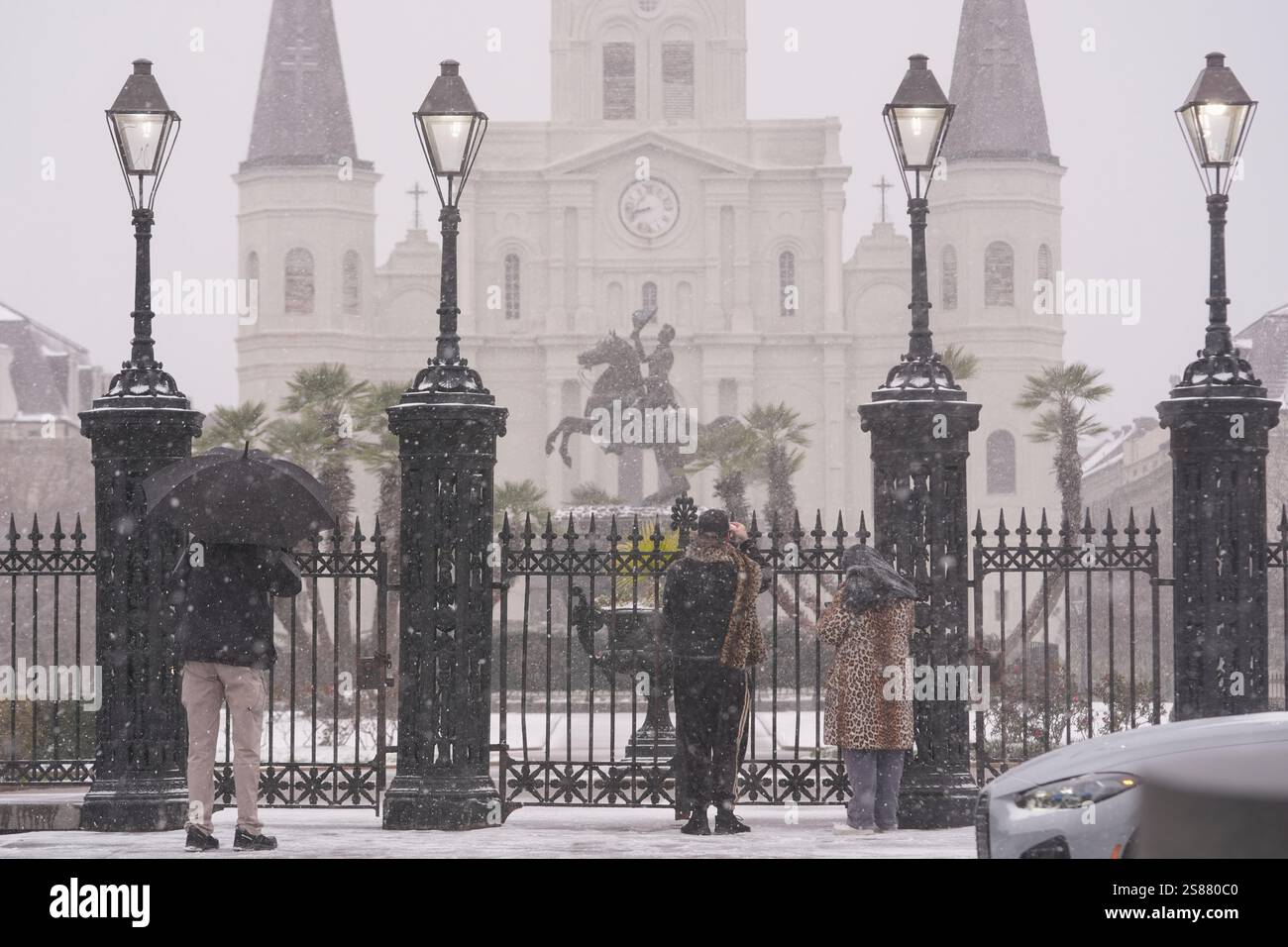 People stop to take pictures at Jackson Square as snow falls in New ...
