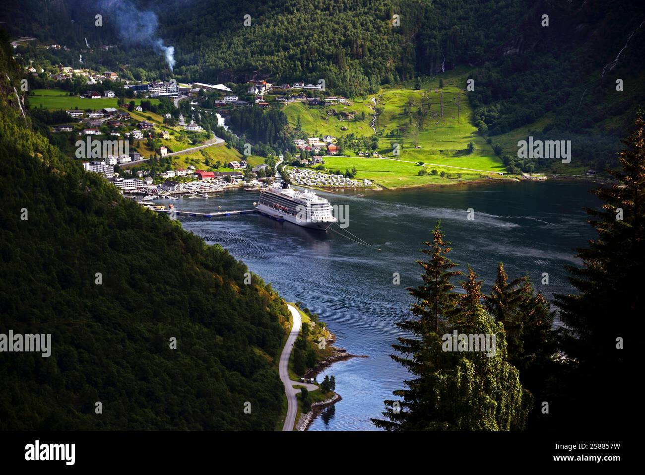 Blick von der Route 63 zwischen Geiranger und Eidsdal auf das Dorf ...