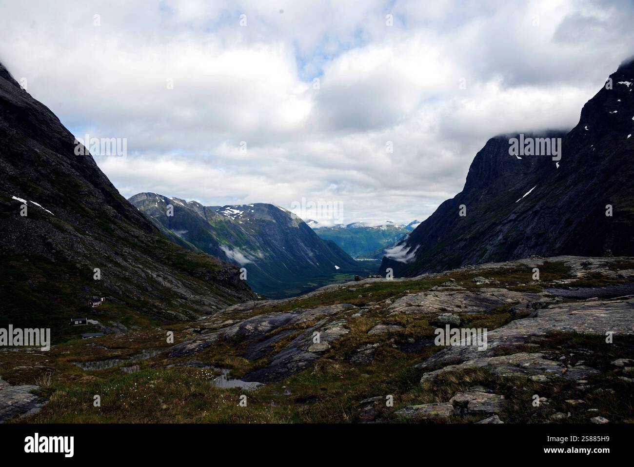 Der Blick Richtung Norden. Die Höhe der Berge um die Passhöhe reichen ...