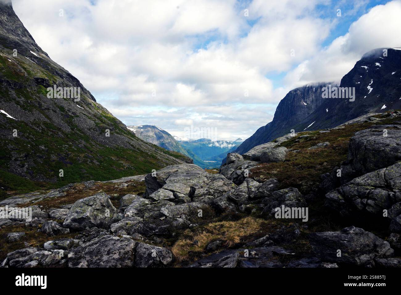 Der Blick Richtung Norden. Die Höhe der Berge um die Passhöhe reichen ...