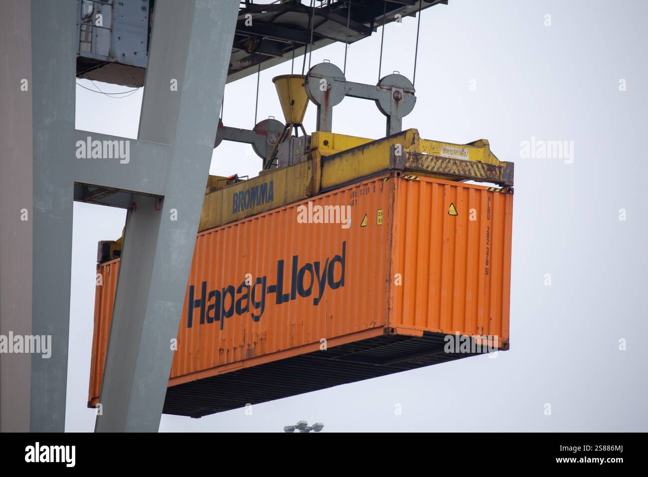 Mannheim (Germany): A container from the Hapag-Lloyd container shipping company is loaded in the ...