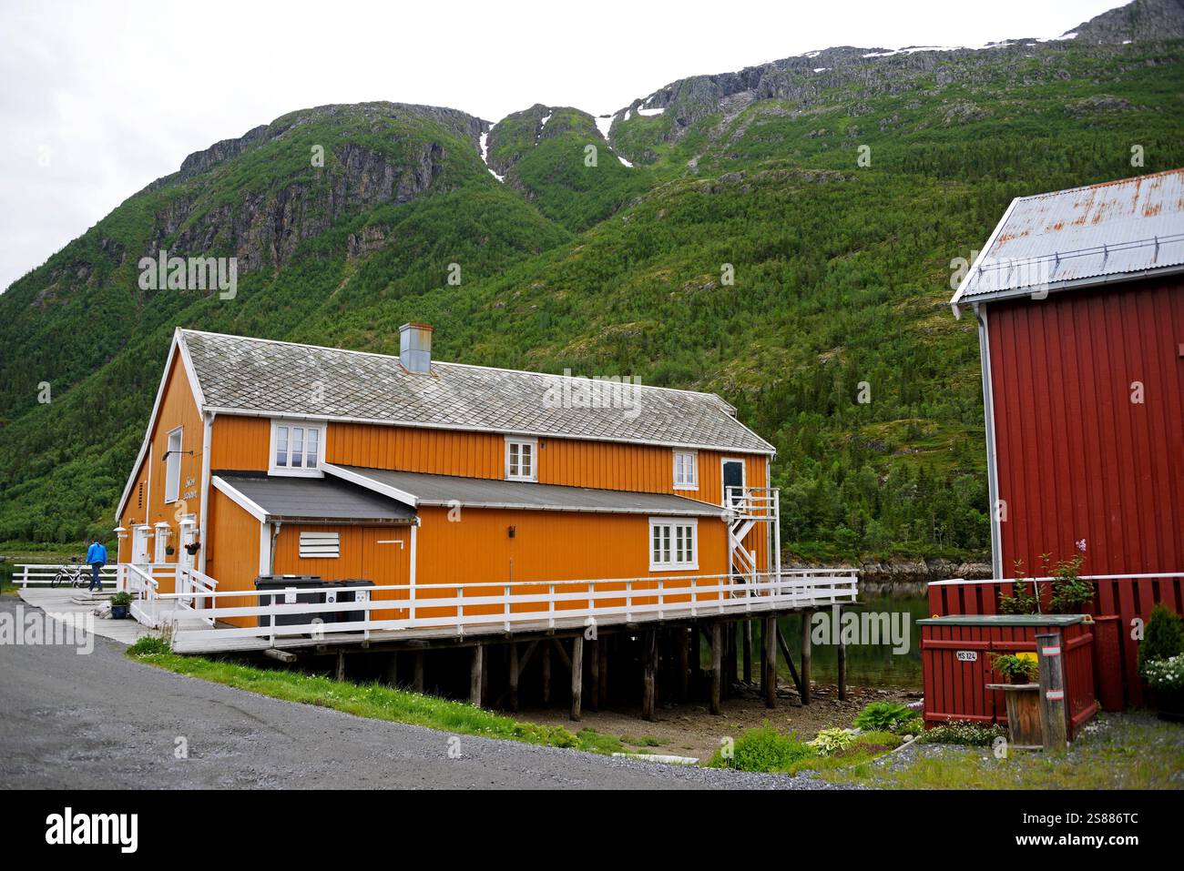 Restauriertes altes Bootshaus am Fluss Vefsna in Mosjoen, Norwegen ...