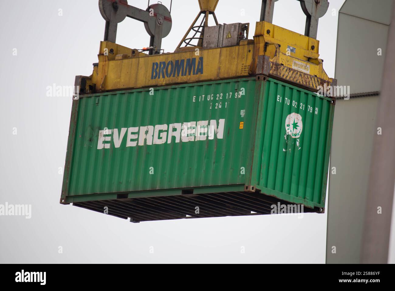 Mannheim: Im Hafen wird ein Container der Containerschiff-Reederei ...