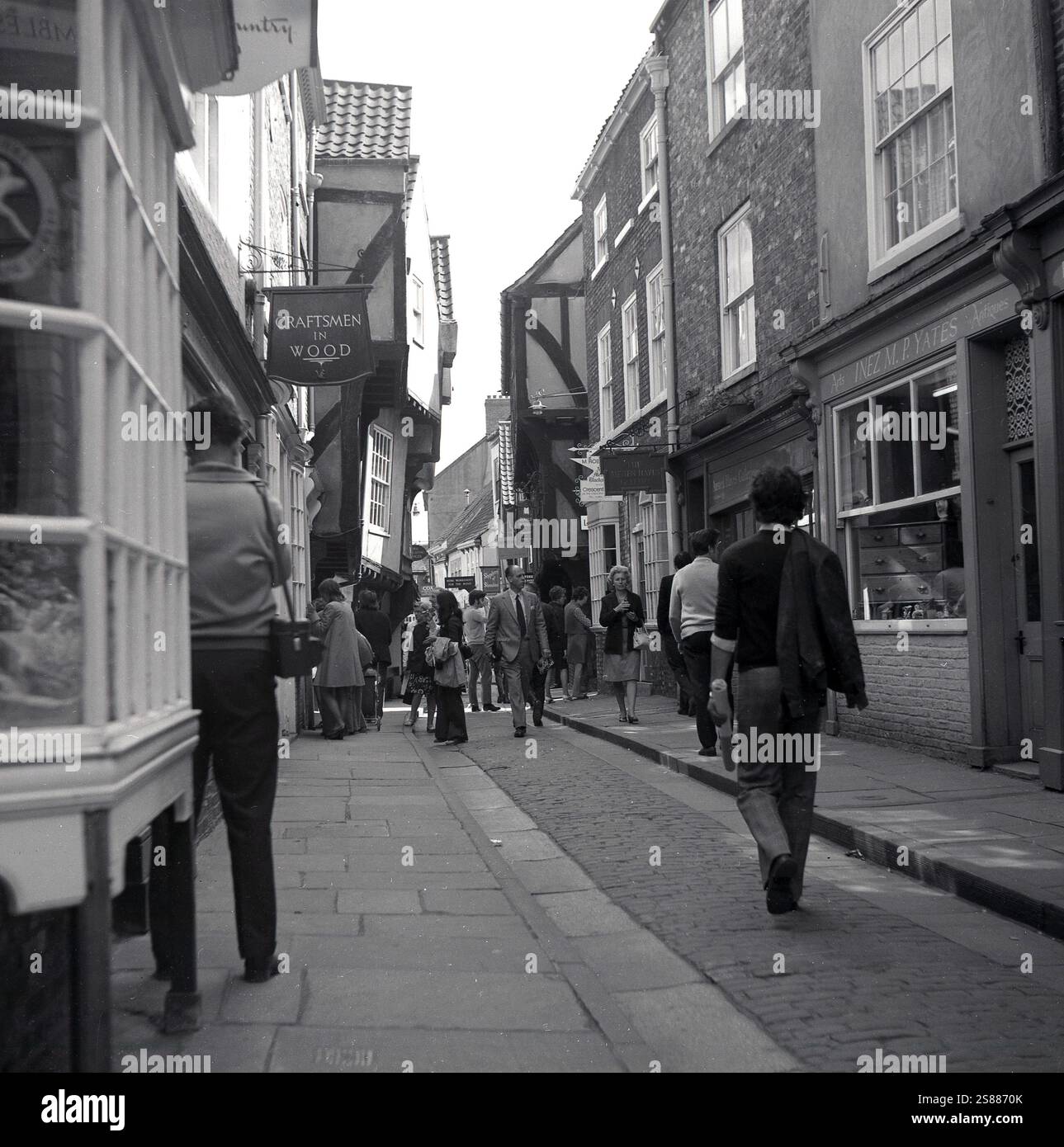 circa 1970s, shoppers in The Shambles, York, England, UK, a narrow ...