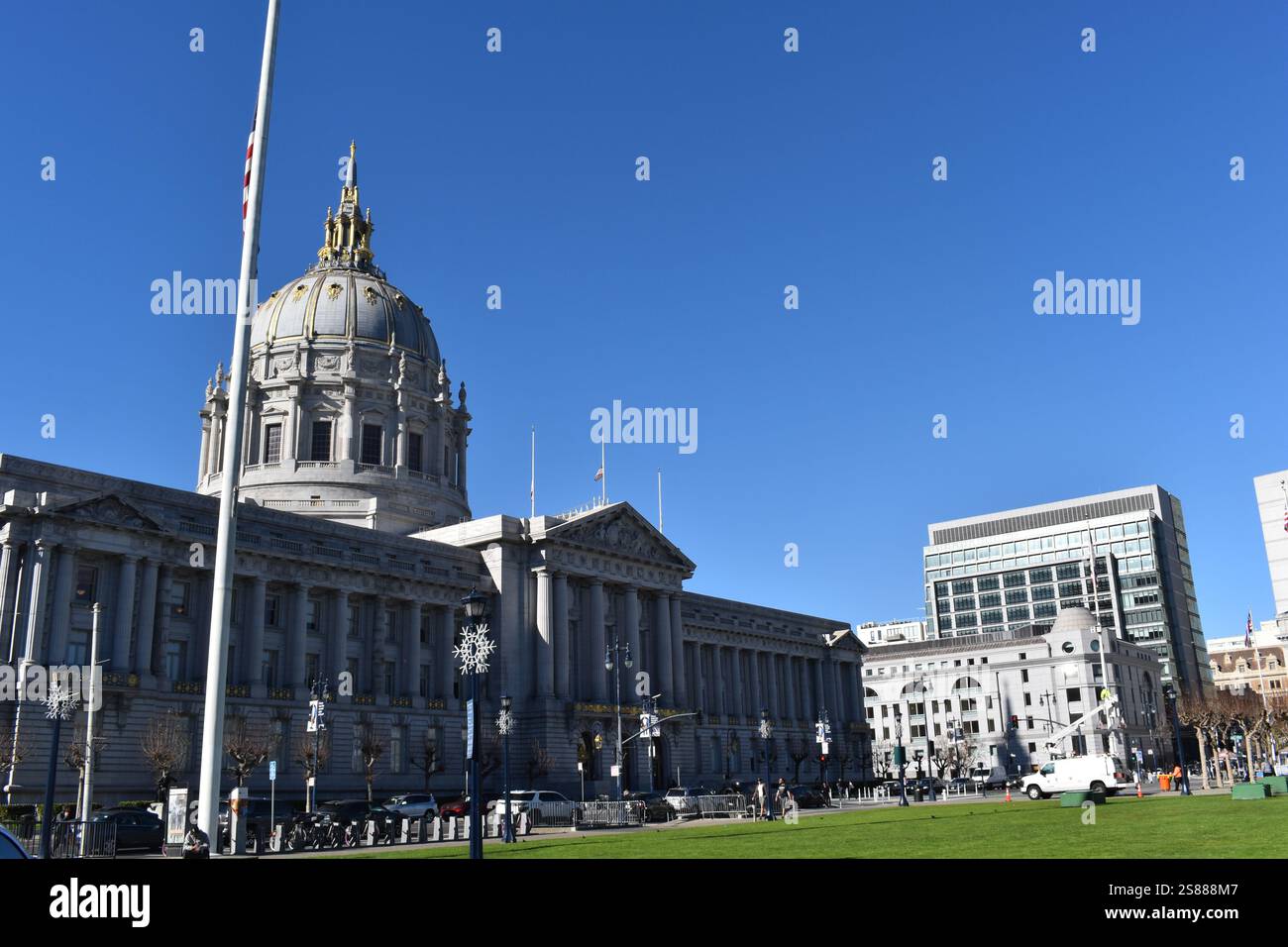 San Francisco City Hall is renowned for its architecture and ...