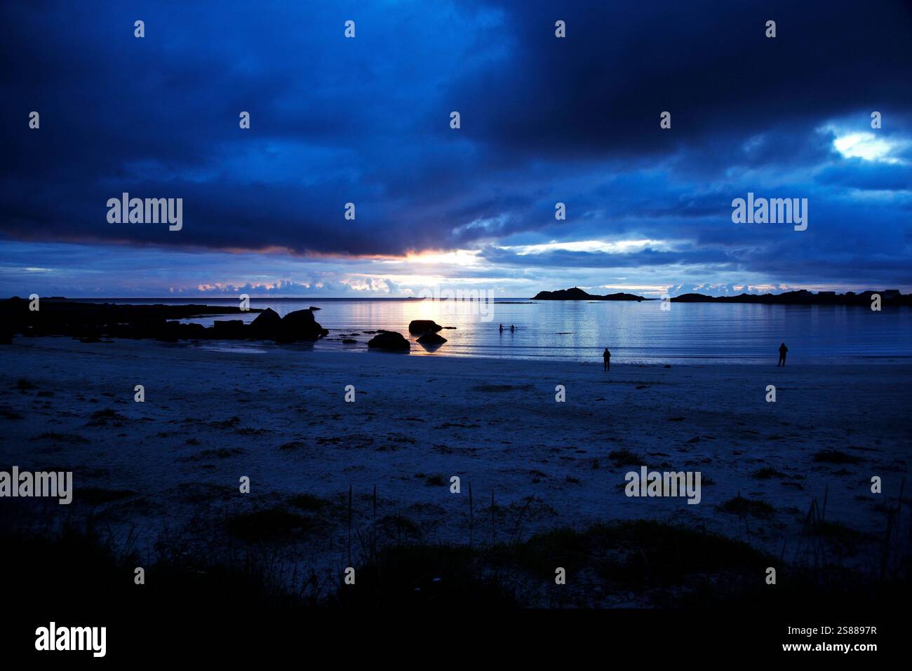 Blick auf s Meer bei Sonnenuntergang am Strand in Ramberg. Lofoten ...
