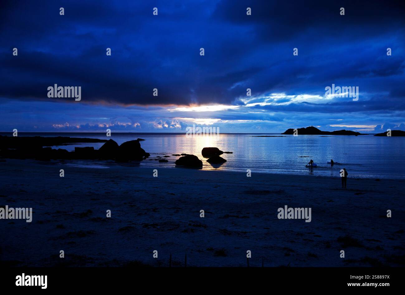 Blick auf s Meer bei Sonnenuntergang am Strand in Ramberg. Lofoten ...