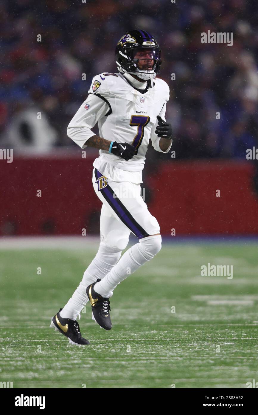 Baltimore Ravens wide receiver Rashod Bateman (7) gets into position ...