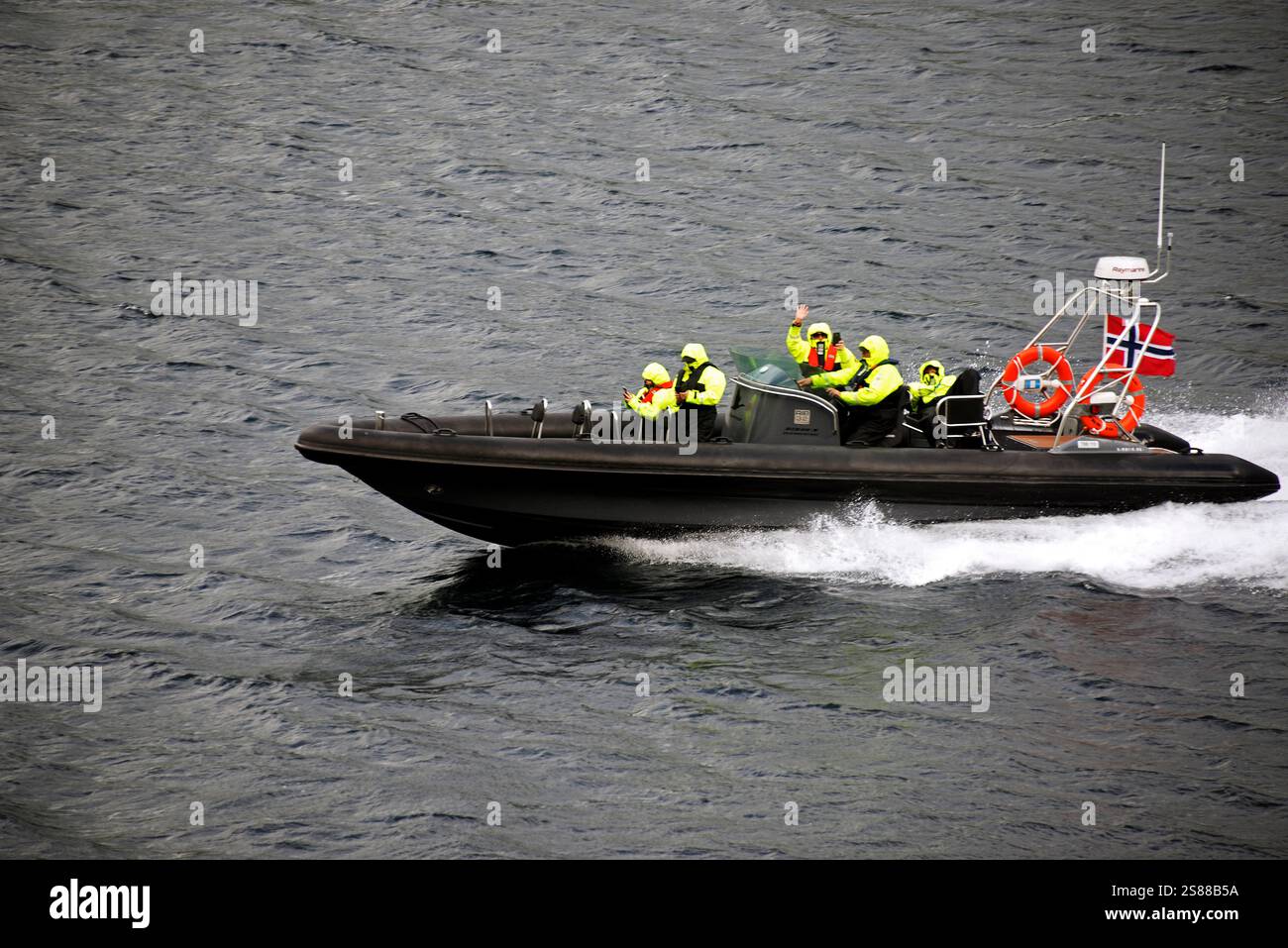 Ein Speed Schlauchboot auf dem Raftsund. Unterwegs mit dem Hurtigruten ...