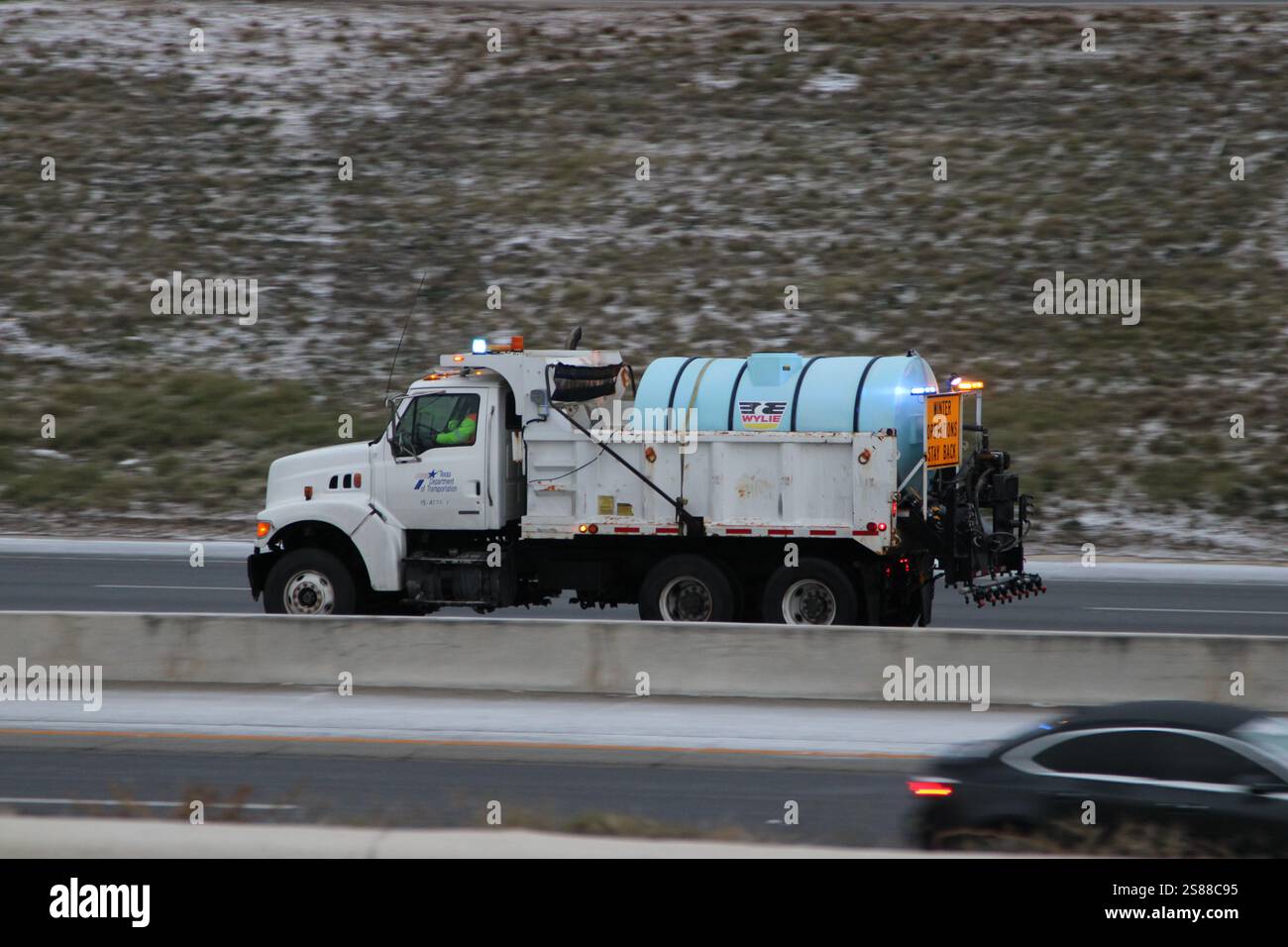San Antonio, USA. 21st Jan, 2025. A TxDOT truck applies brine on ...