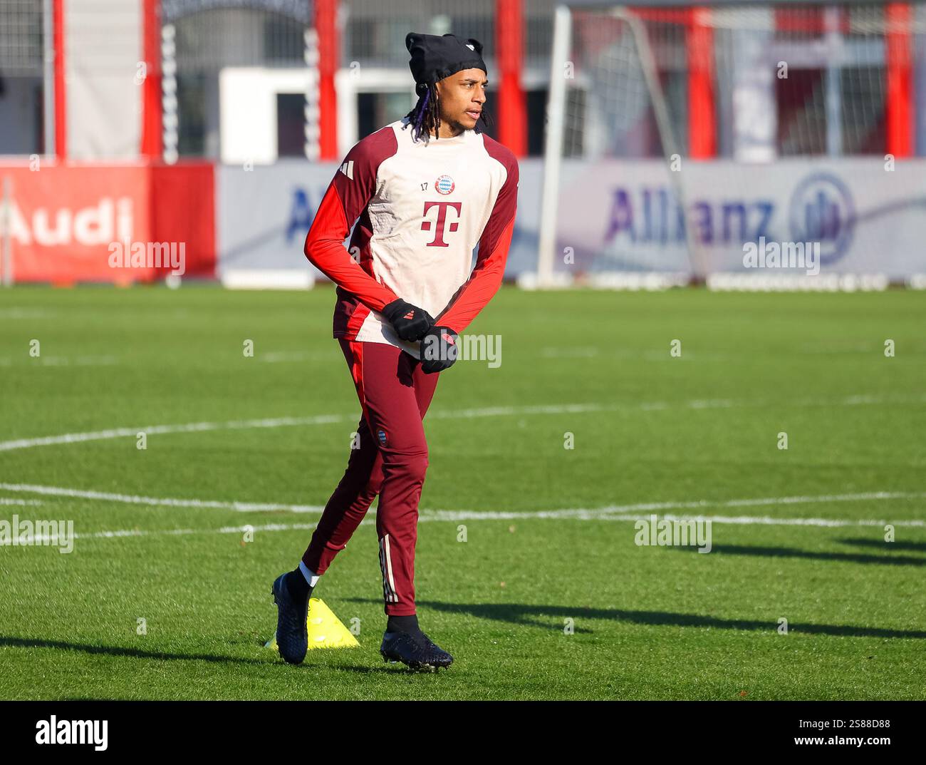 Michael Olise (FC Bayern Muenchen, #17) beim Training, GER ...