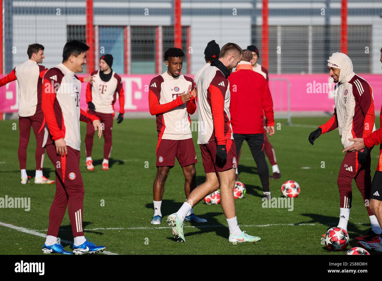 Spieler beim Training, Minjae Kim (FC Bayern Muenchen, #03) mit Thomas ...