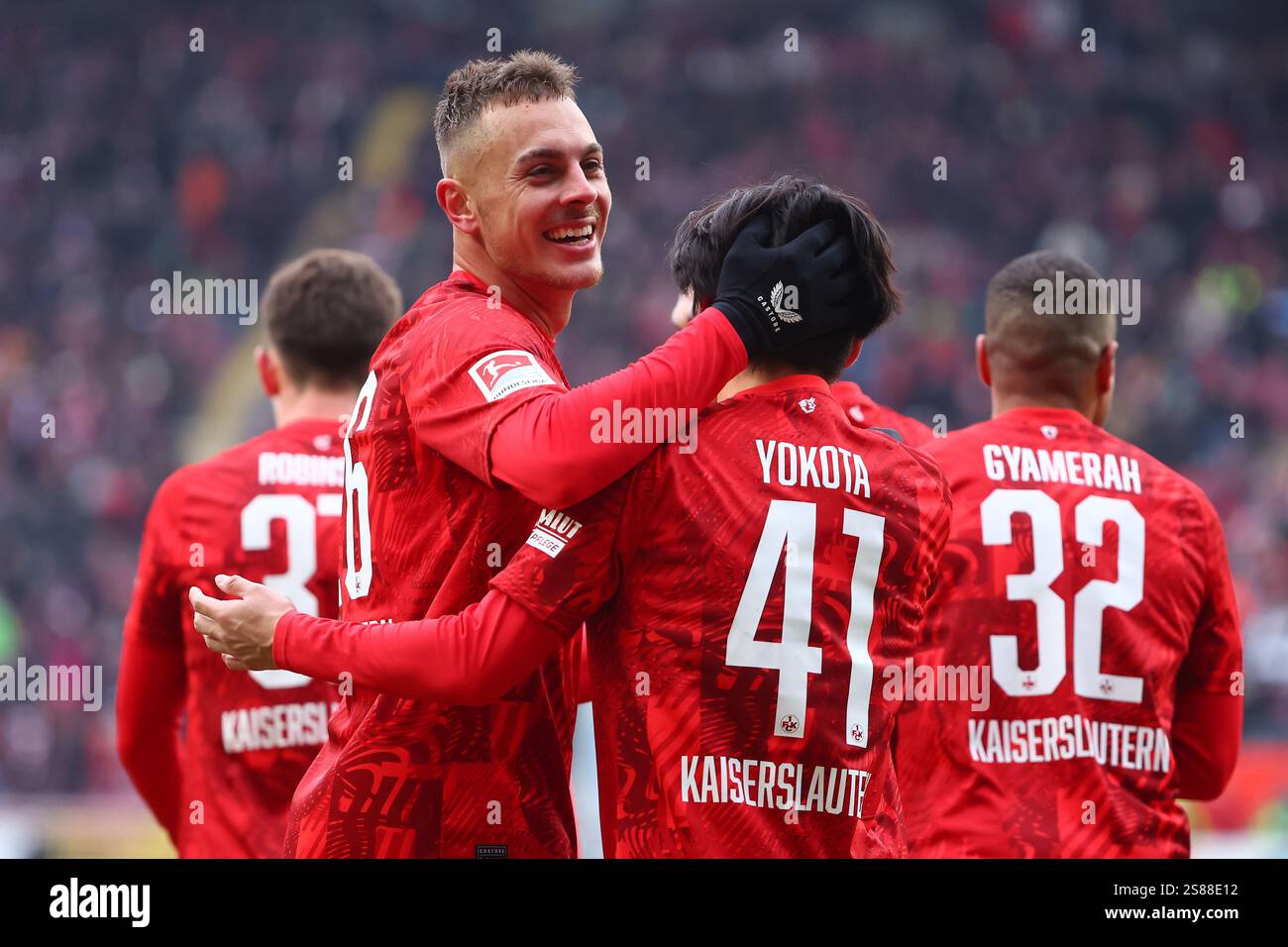 Jan Elvedi (Kaiserslautern), Filip Kaloc (Kaiserslautern), Daisuke Yokota (Kaiserslautern) und ...