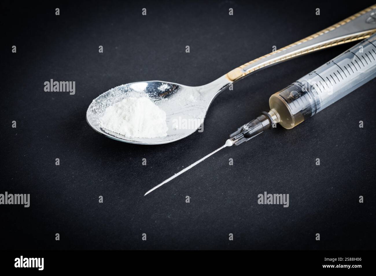 Drug syringe and cooked heroin on spoon Stock Photo - Alamy