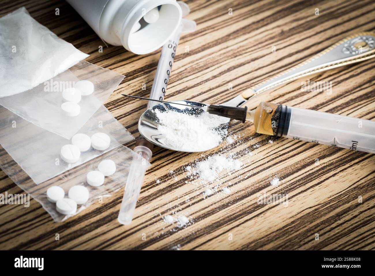Drug syringe and cooked heroin on spoon Stock Photo - Alamy
