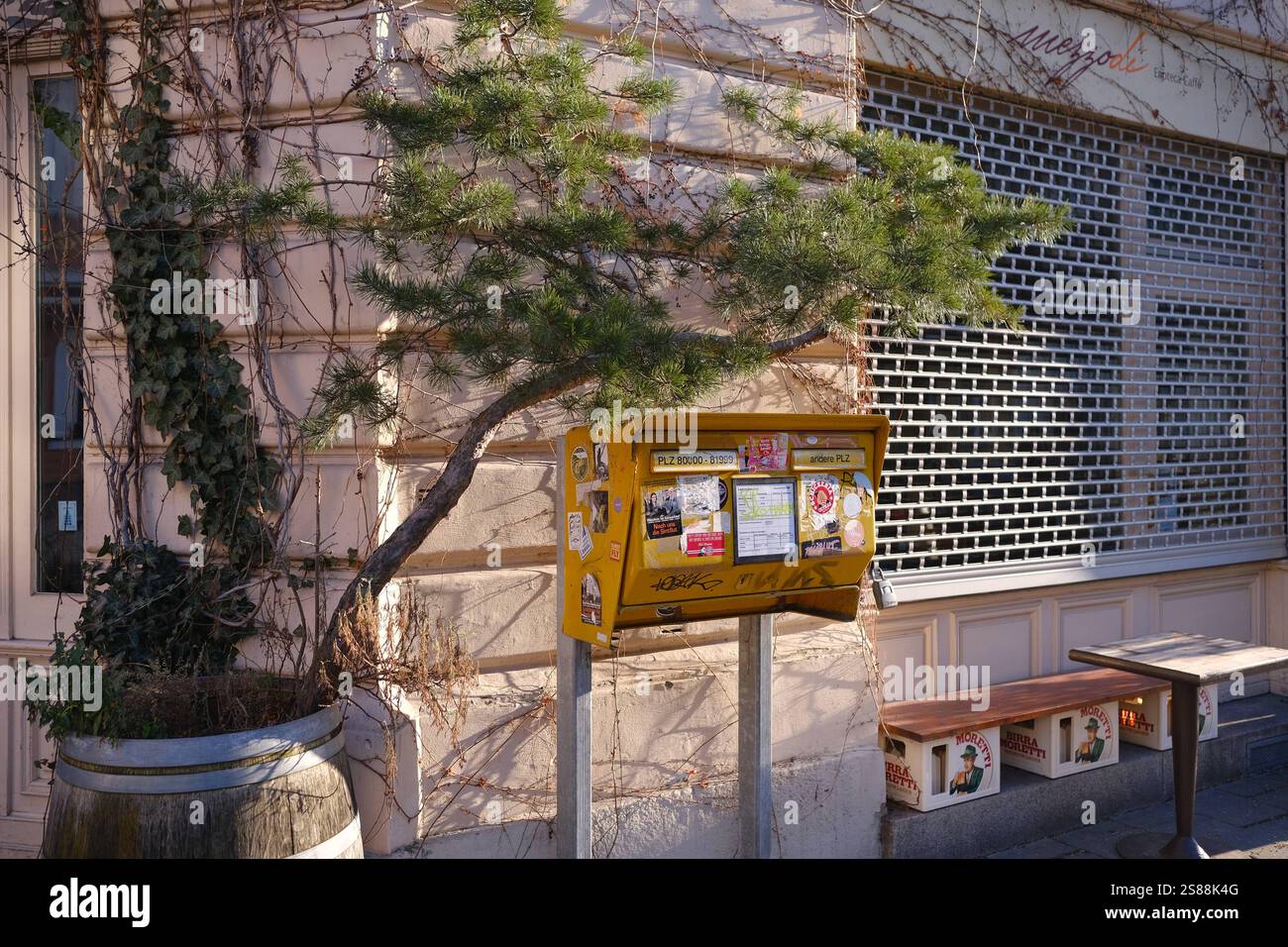 Briefkasten der Post an Hauswand unter Baum Briefkasten der Post an ...
