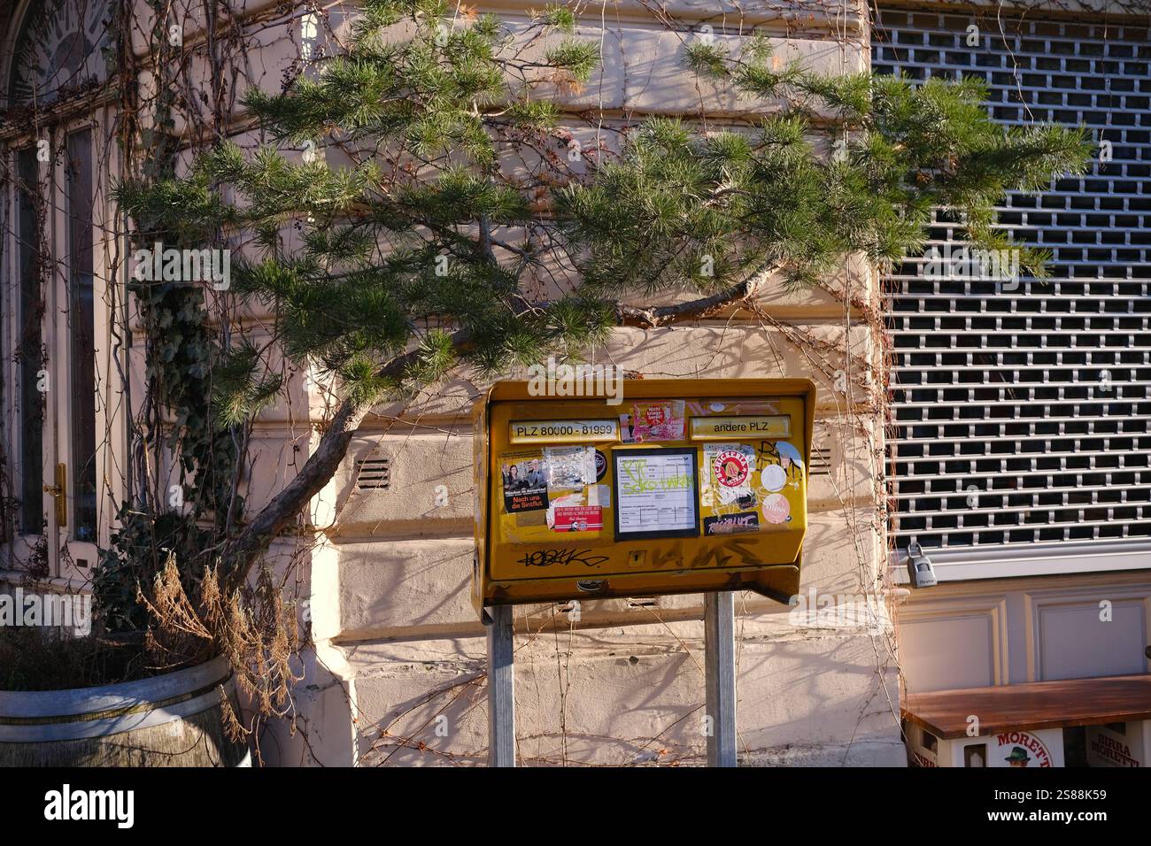 Briefkasten der Post an Hauswand unter Baum Briefkasten der Post an ...