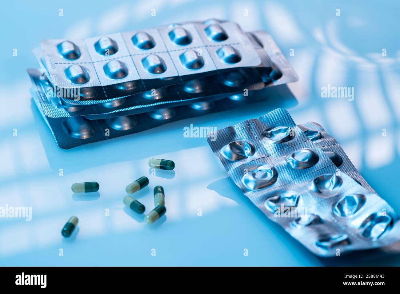 Pharmaceutical blister packaging hi-res stock photography and images ...