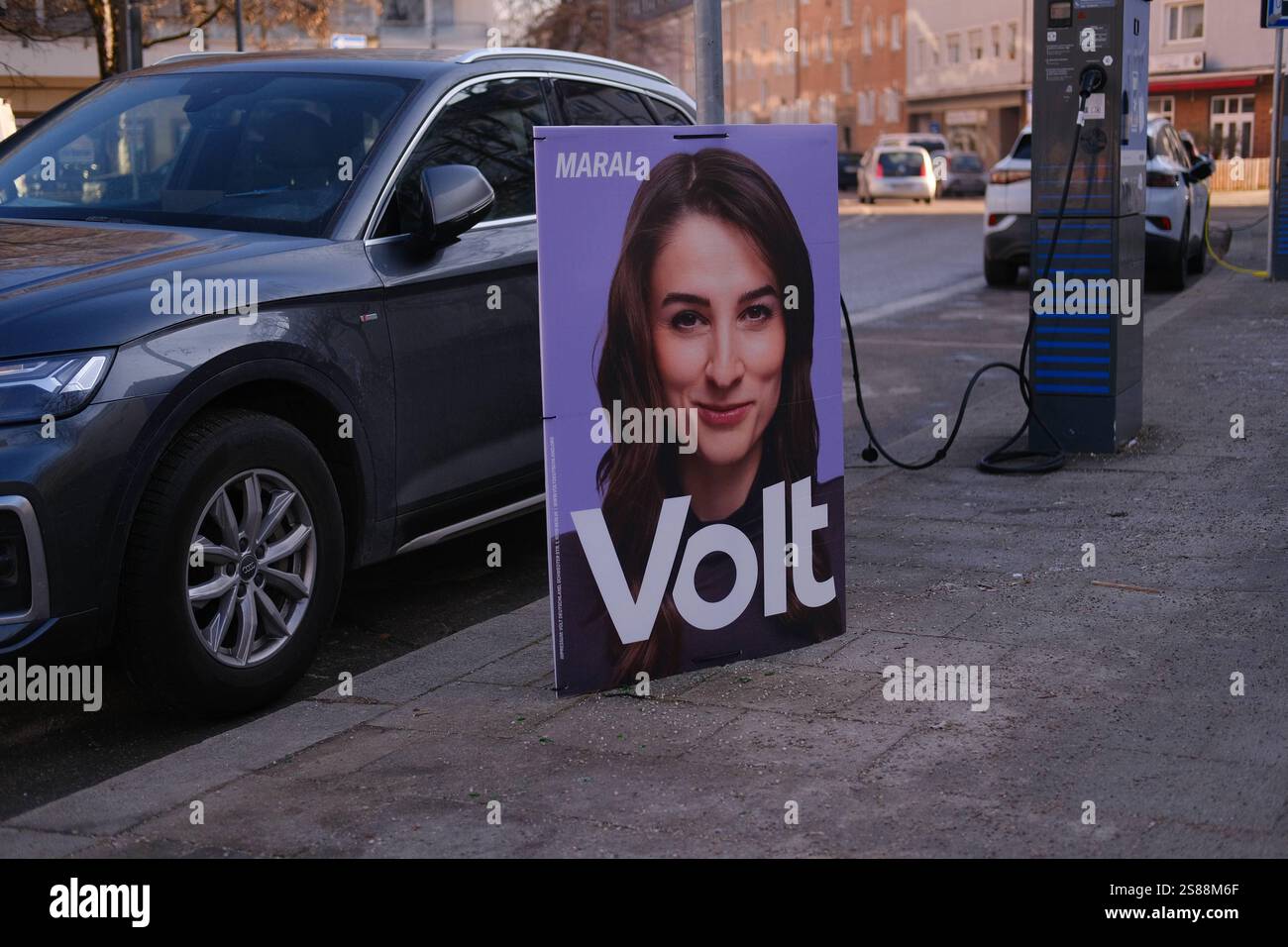 Volt Wahlplakat neben Ladestation für E-Autos Volt Wahlplakat neben ...