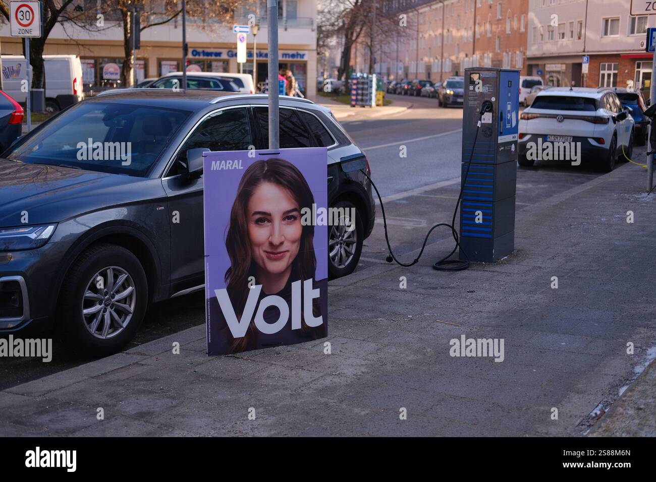 Volt Wahlplakat neben Ladestation für E-Autos Volt Wahlplakat neben ...