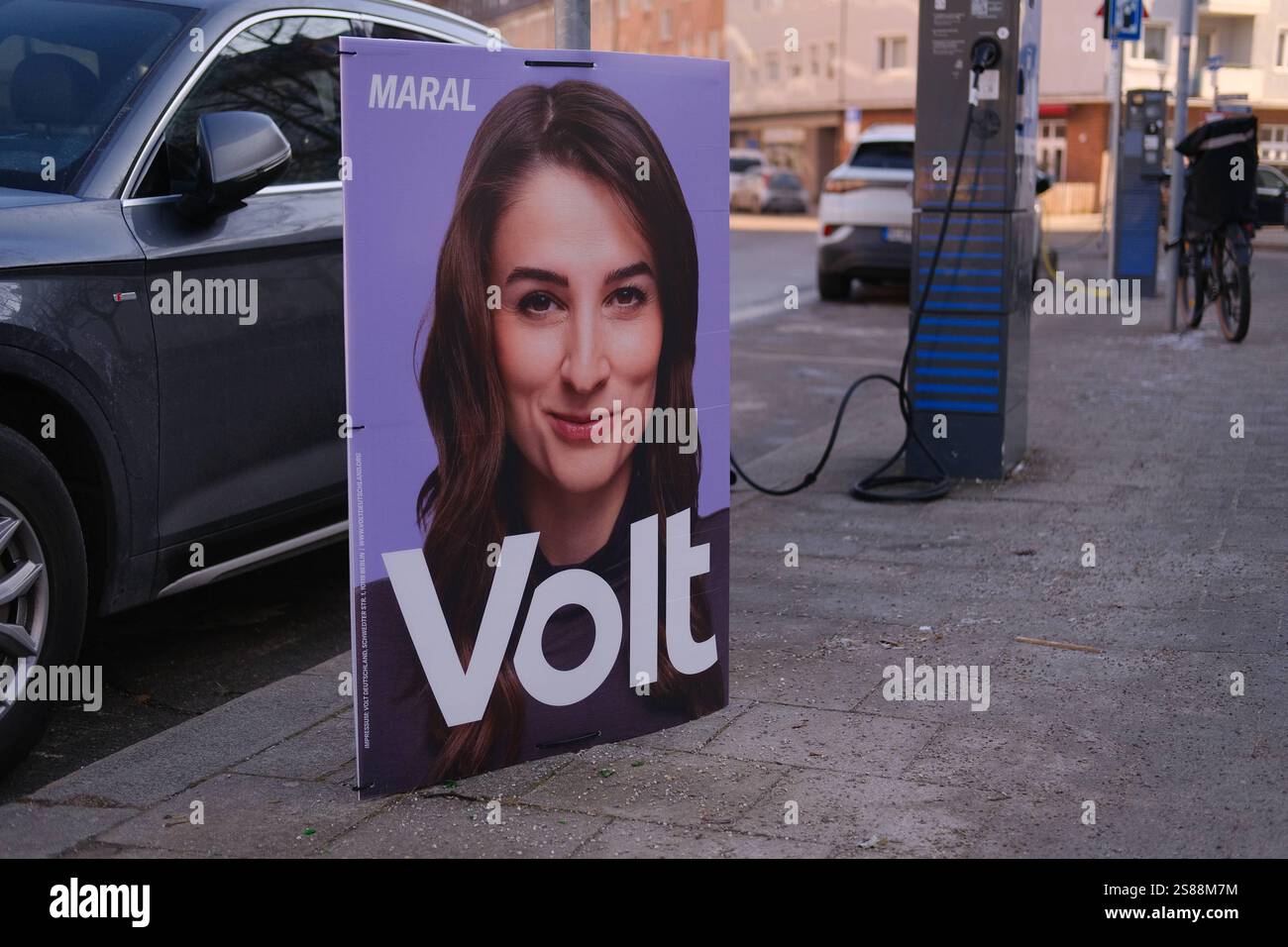 Volt Wahlplakat neben Ladestation für E-Autos Volt Wahlplakat neben ...