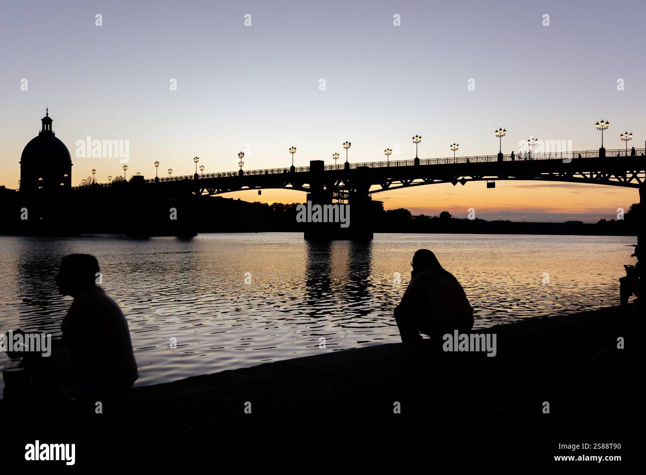 Atmospheric sunset view of the Pont Saint-Pierre bridge in Toulouse ...