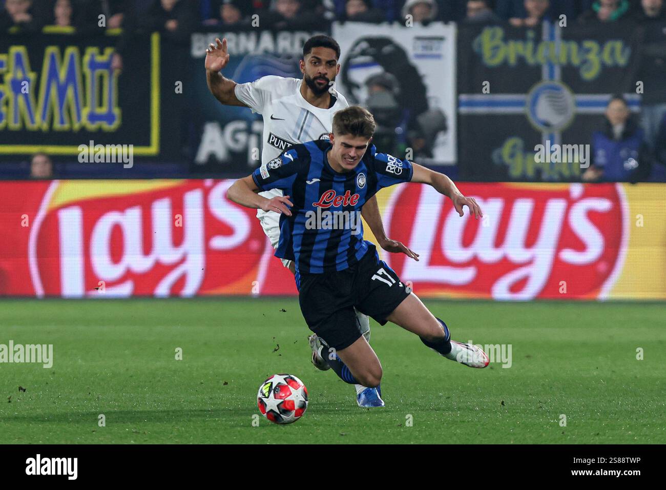 Sturm's Gregory Wuethrich, left, challenges Atalanta's Charles De ...