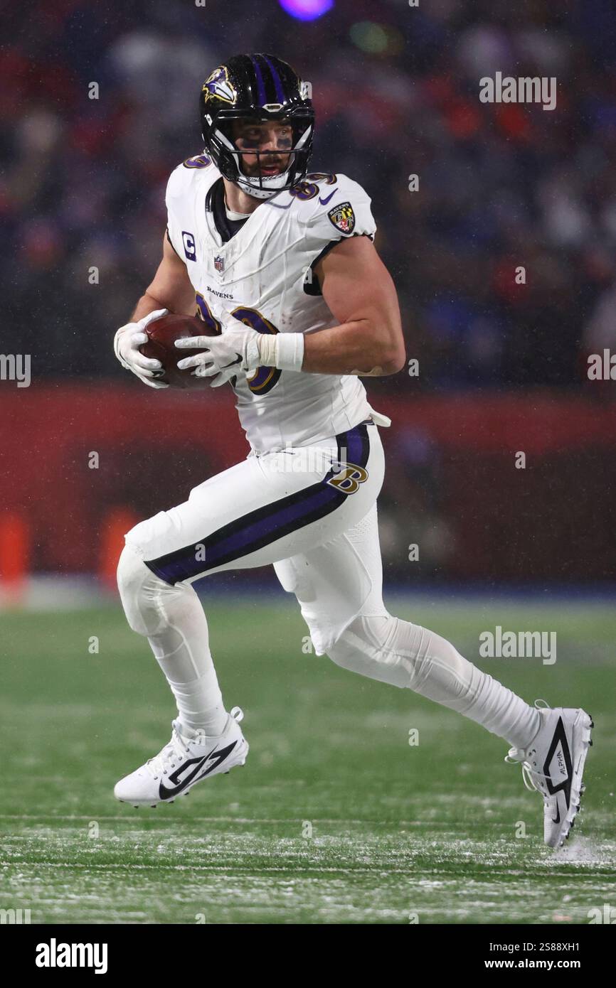 Baltimore Ravens tight end Mark Andrews (89) carries the ball after a ...