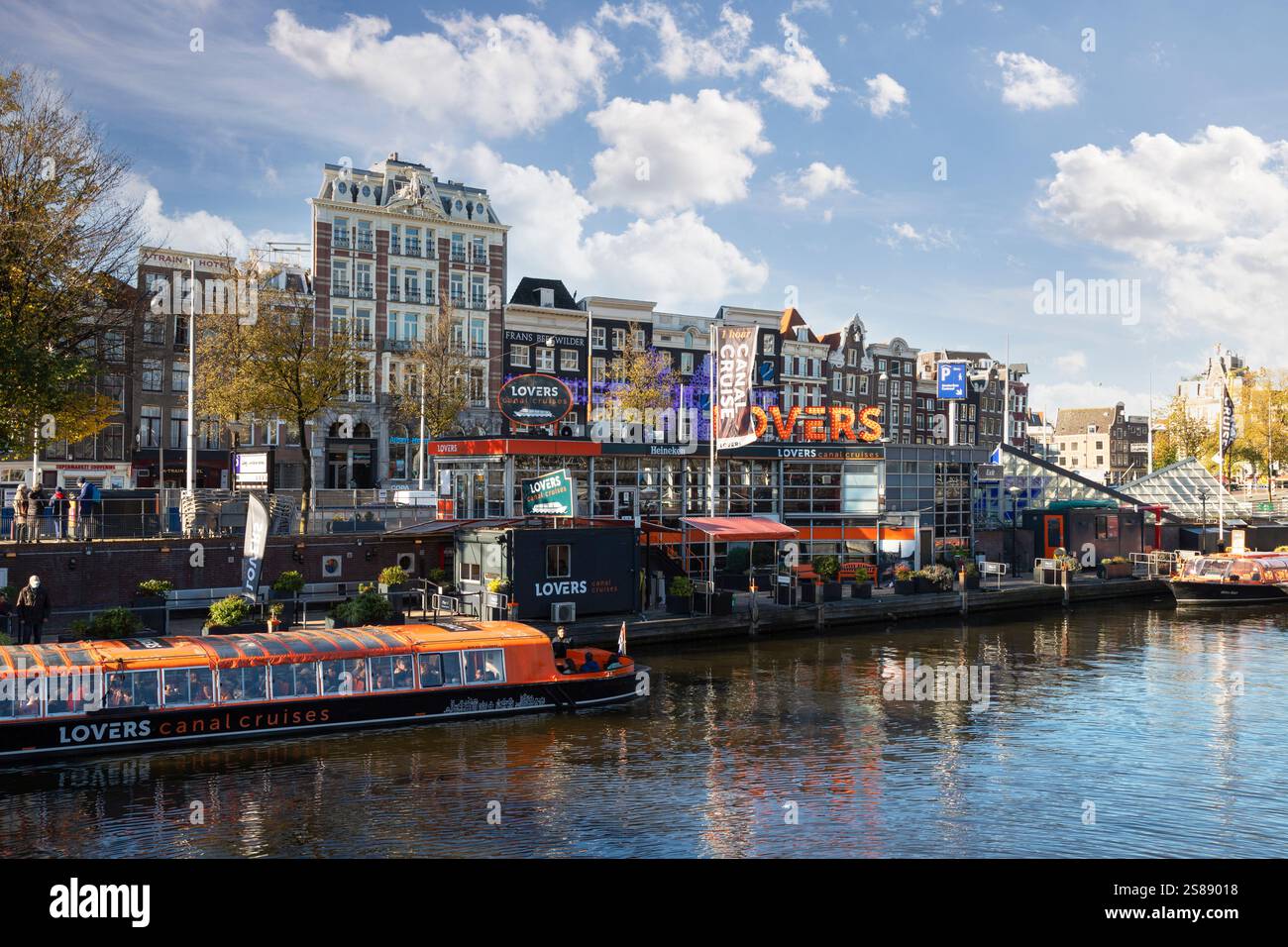 Boarding point for canal cruises in Amsterdam from the central station ...