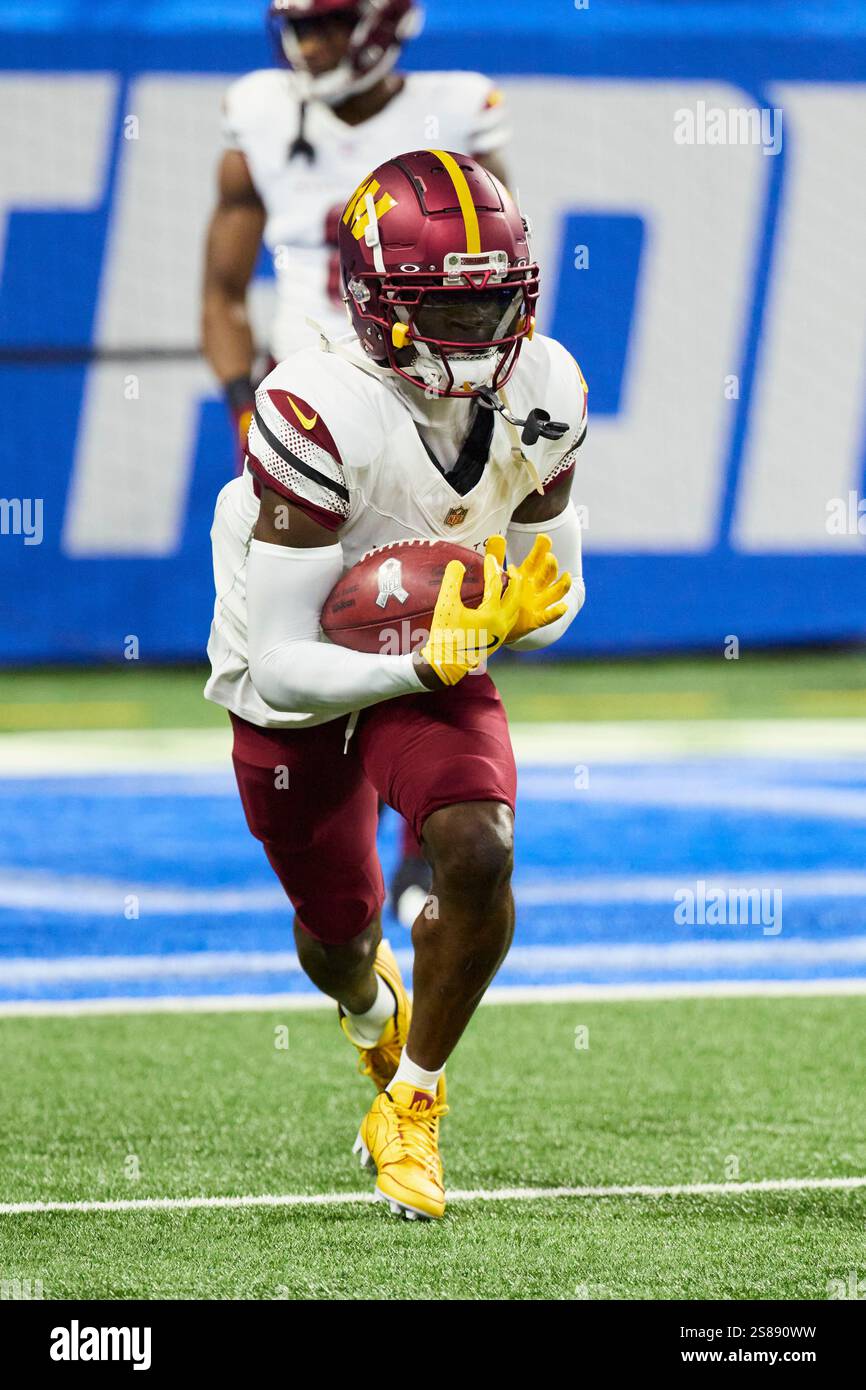 Washington Commanders cornerback Mike Sainristil (0) warms up against ...