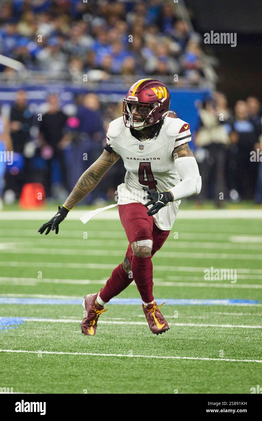Washington Commanders linebacker Frankie Luvu (4) pursues a play on ...