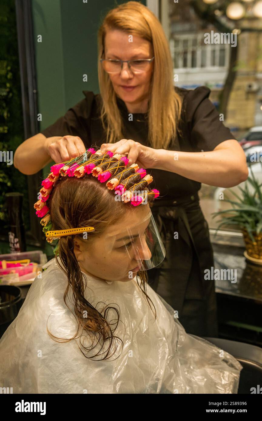In a beauty salon, a girl is getting her hair curled Stock Photo - Alamy