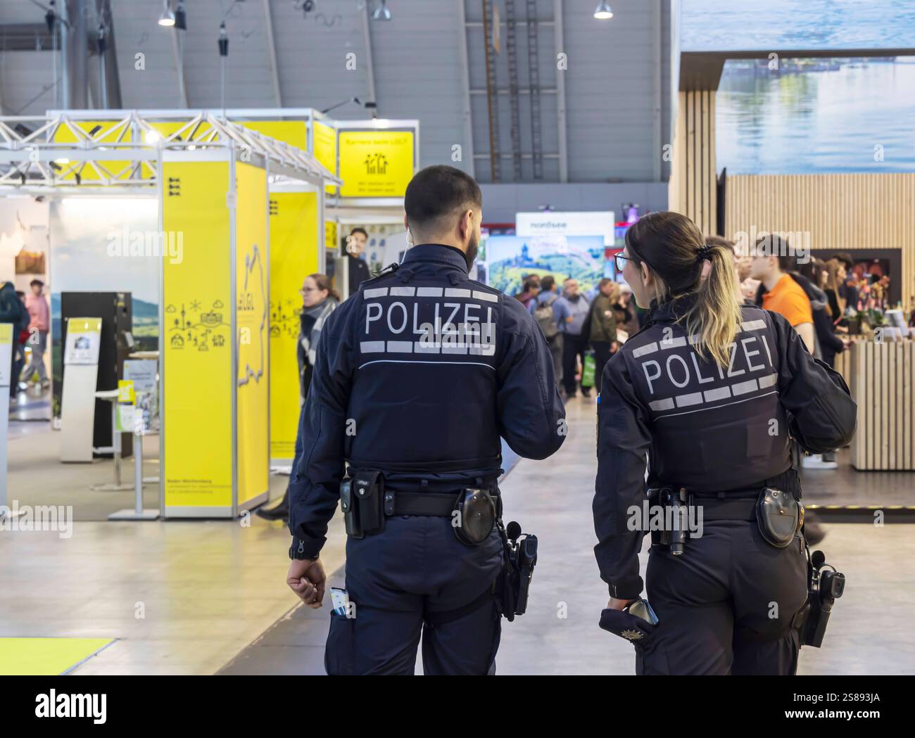 Tourismusmesse CMT in Stuttgart. Polizeistreife. Nach Angaben des ...