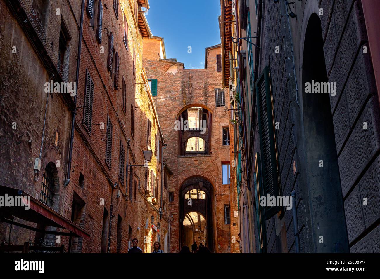 Connecting arches above the steep narrow street of Via della Galluzza ...