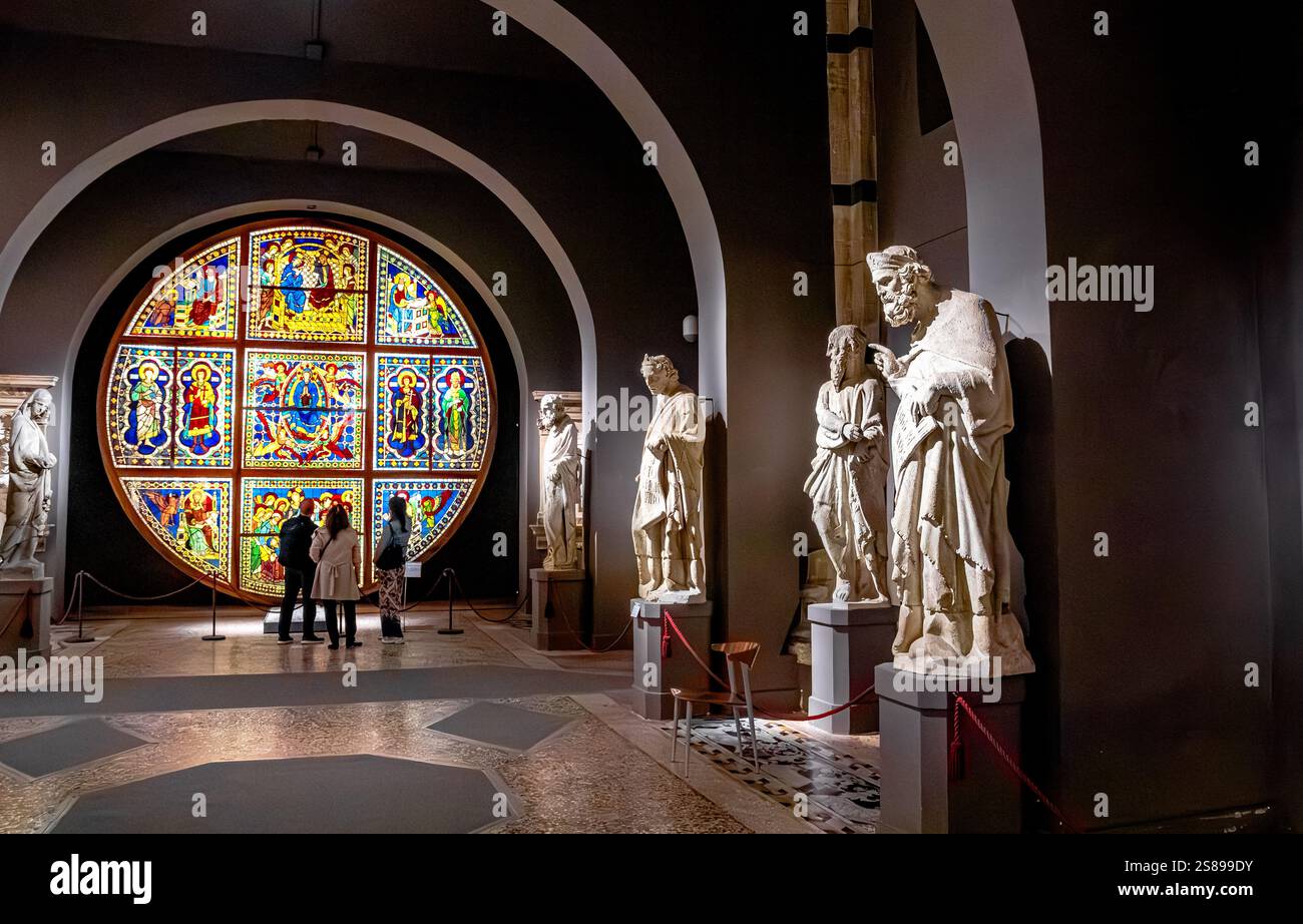 The great stained glass rose window by Ducco,surrounded by marble statues by Giovanni Pisano ...