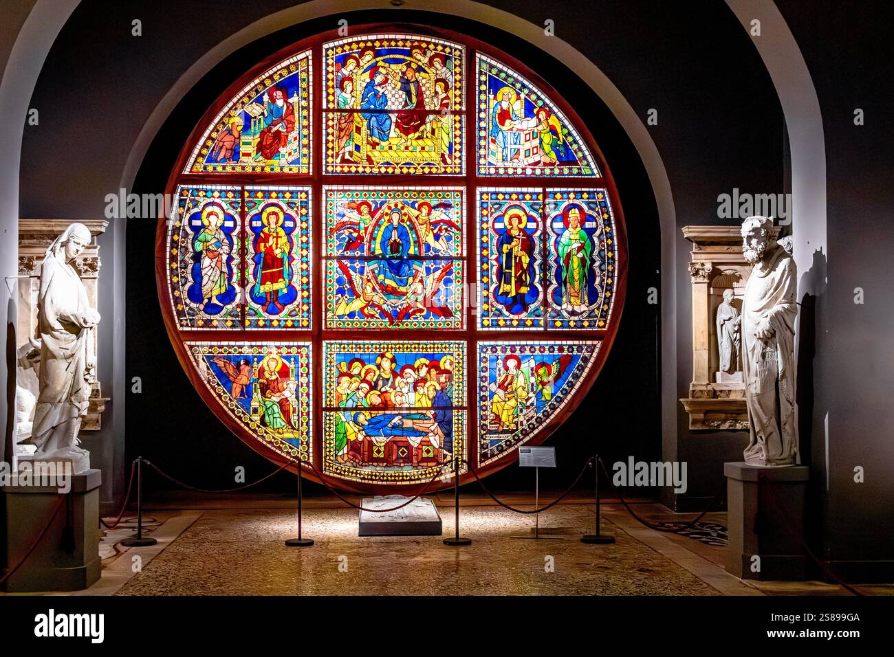 The great stained glass rose window by Ducco,surrounded by marble statues by Giovanni Pisano ...