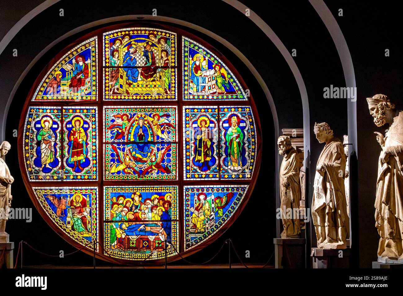 The great stained glass window by Ducco, surrounded by marble statues ...