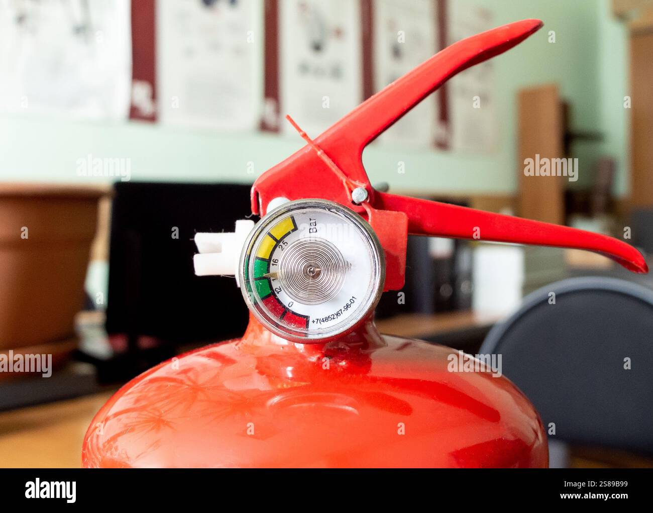 Pressure gauge on the fire extinguisher Stock Photo - Alamy