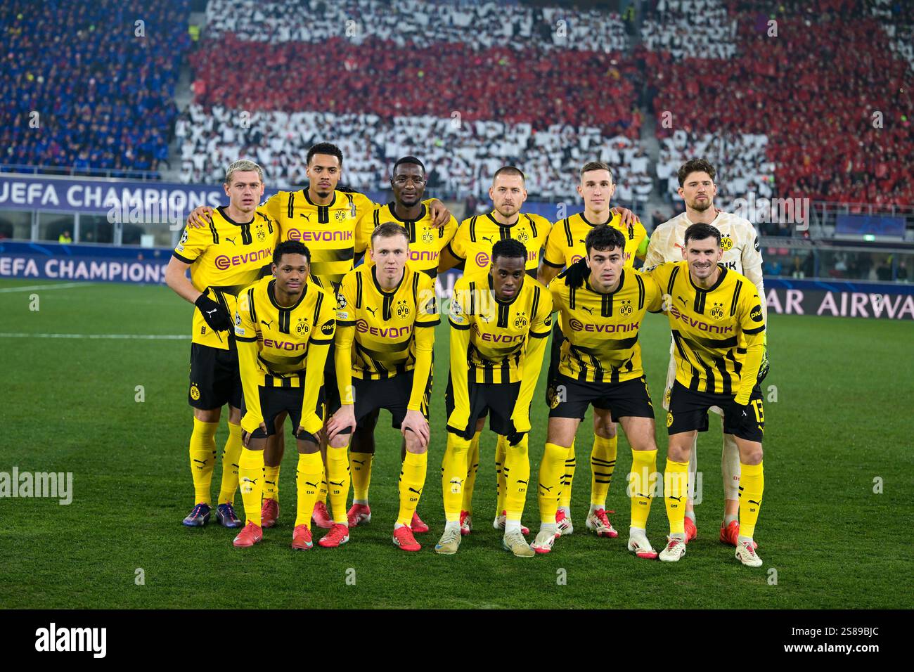 Borussia Dortmund for team photo lined up during Bologna FC vs Borussia ...