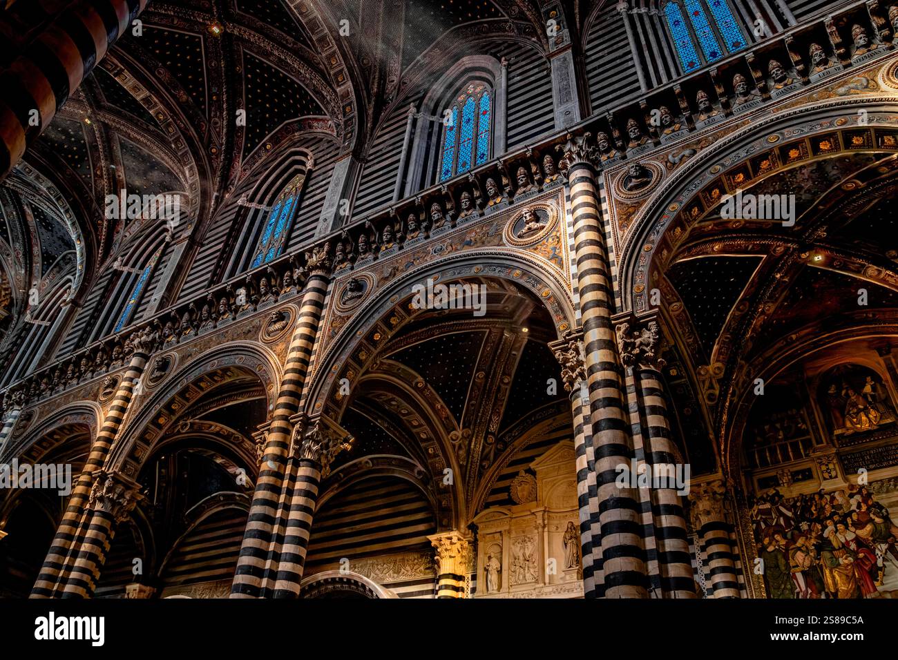 The stunning interior of Siena Cathedral, a 13th Century medieval ...