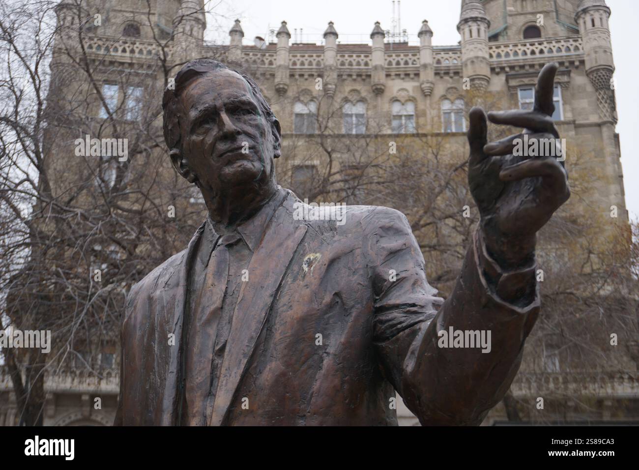 Statue of president george h w bush hi-res stock photography and images ...