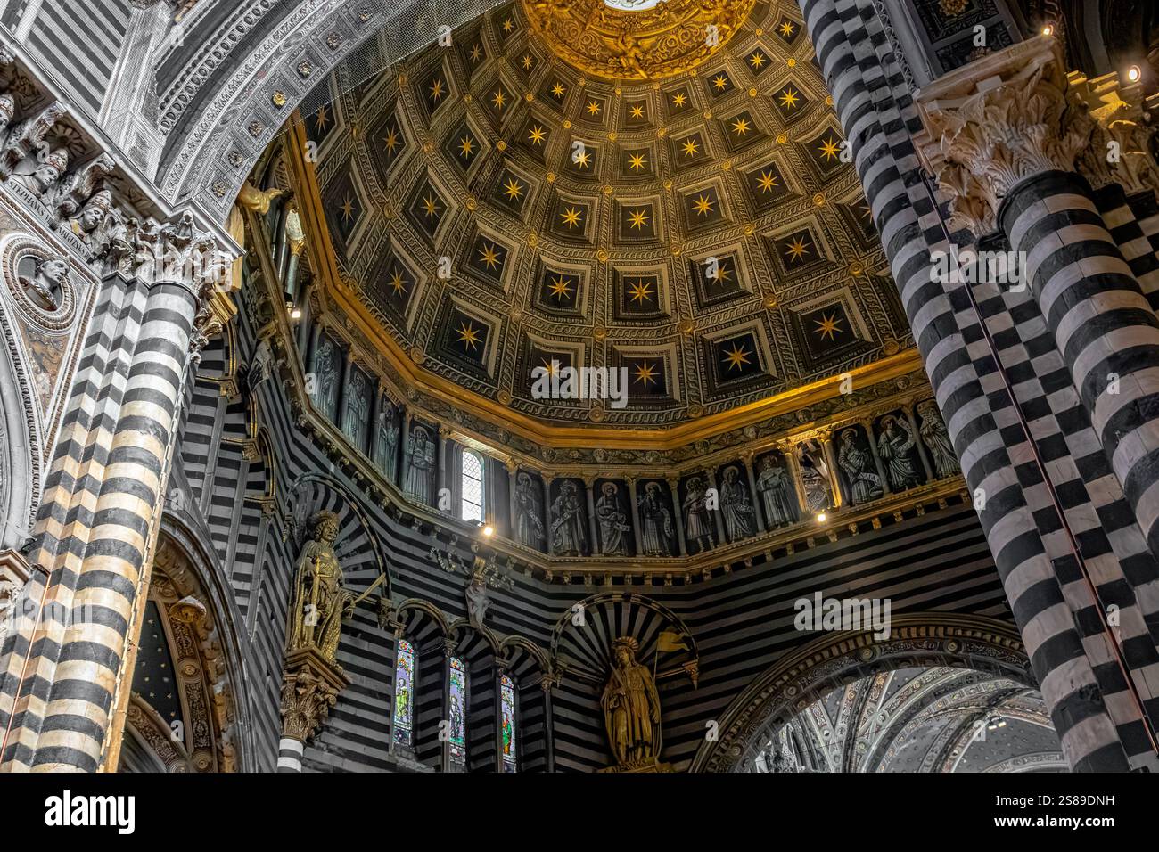 The stunning interior of Siena Cathedral, a 13th Century medieval ...