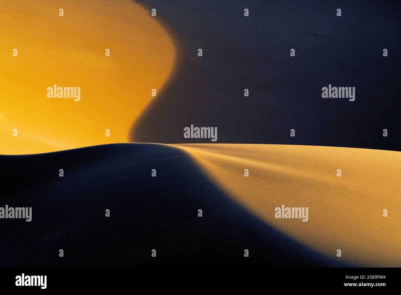 Africa, Erg Chebbi, Morocco. Desert dune contrast Stock Photo - Alamy