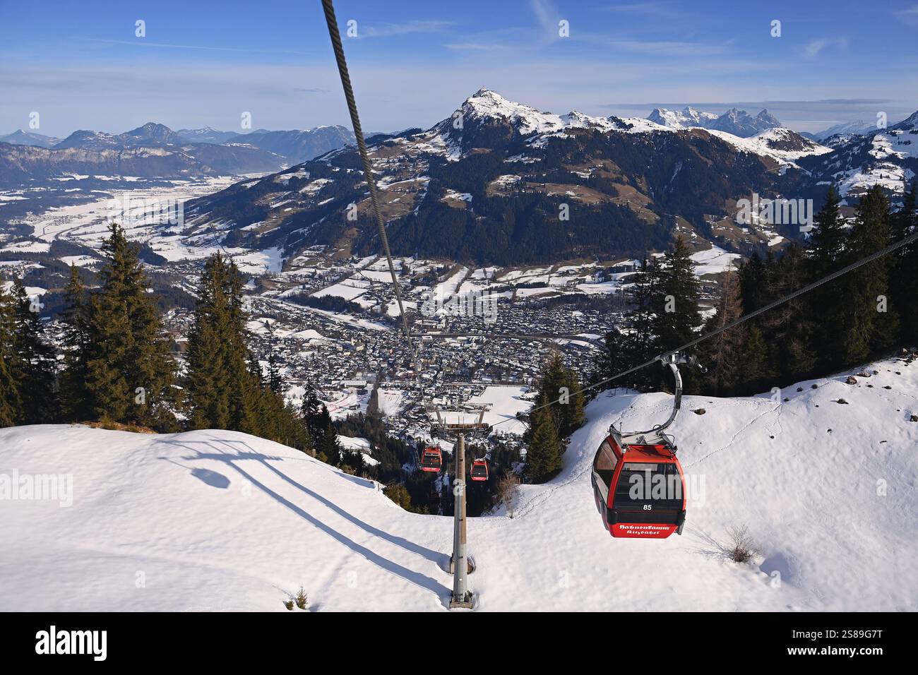 Blick auf Kitzbuehel aus einer Kabine der Hahnenkamm Bahn im Skigebiet ...