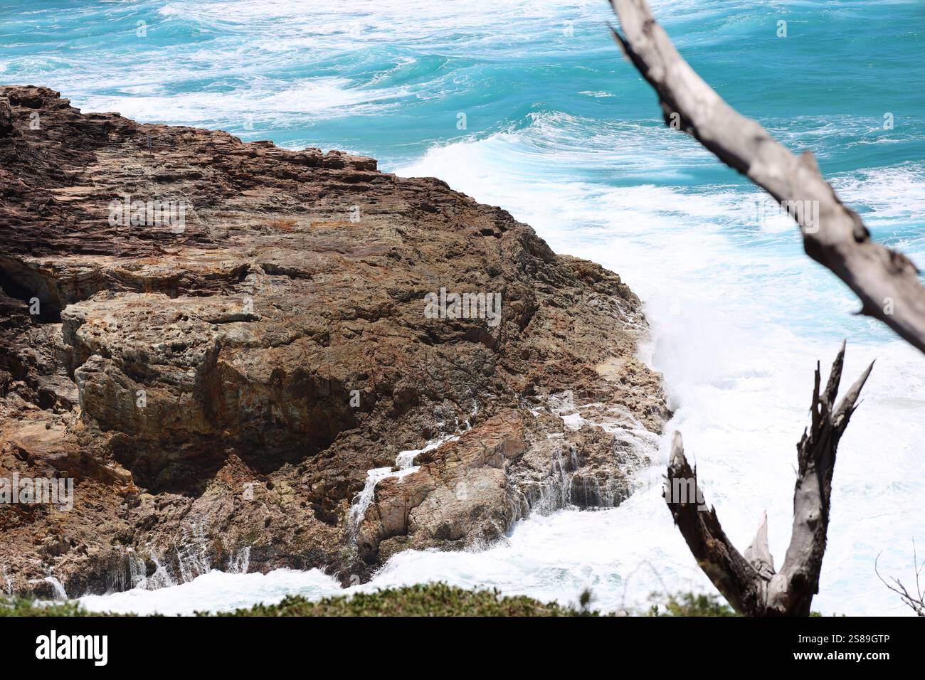 Ocean waves on rock shore hi-res stock photography and images - Alamy