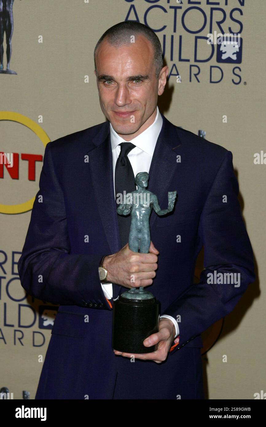 LOS ANGELES, CALIFORNIA, USA: Daniel Day-Lewis with his award for ...